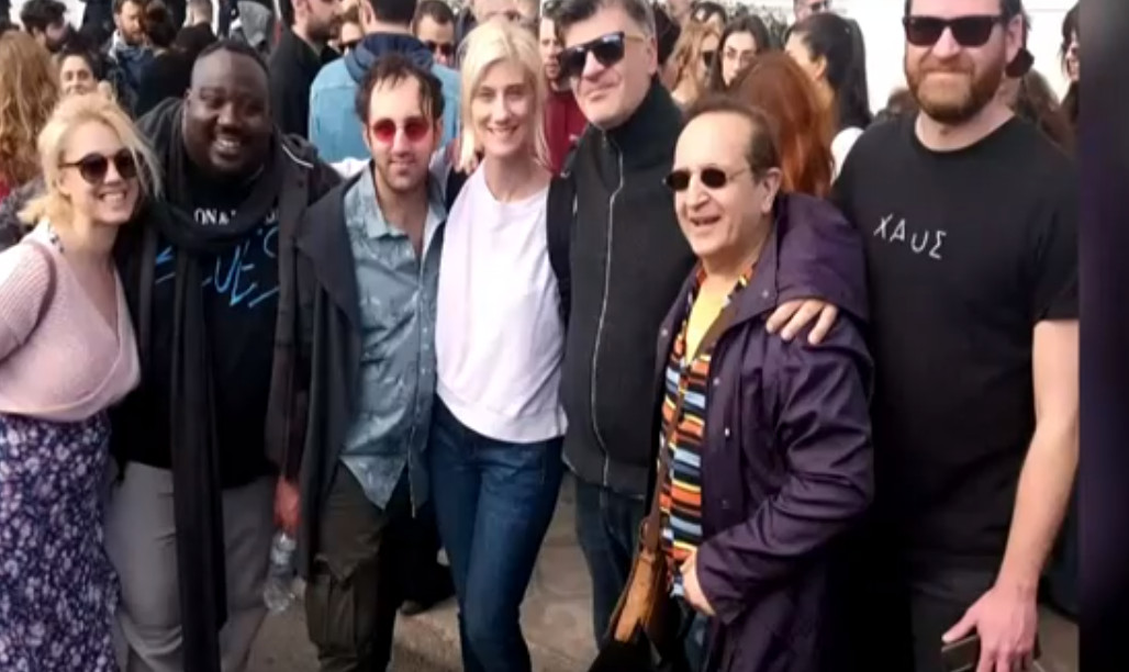 Οι χαμογελαστές φωτογραφίες και οι σέλφι των ηθοποιών στις πορείες για ...